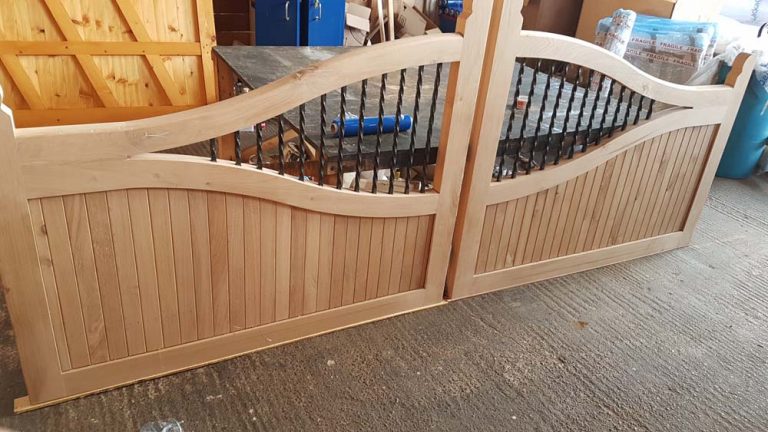 Eye Shade Double Gate with Metal Spindles - Redwood And Siberian Larch ...